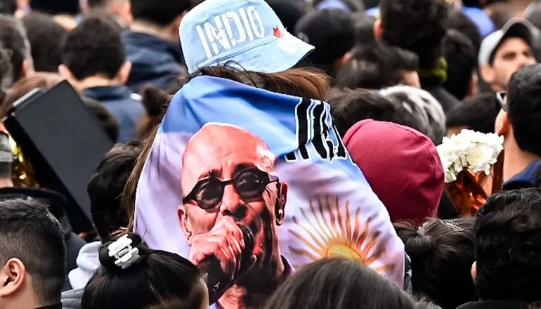 El pogo más grande del mundo: más de 500.000 personas despidieron al ...