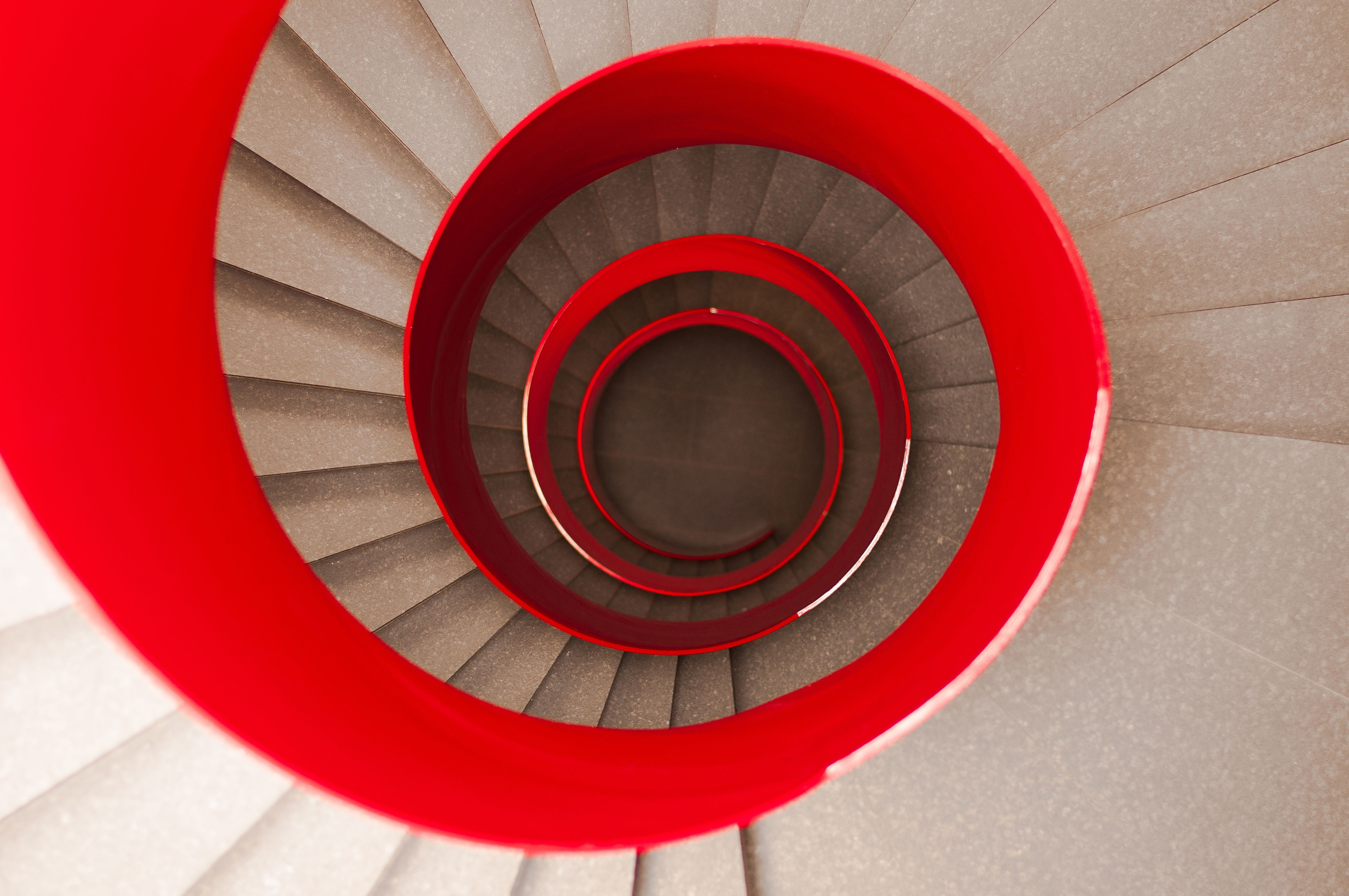 Escada em caracol ou escada normal: qual a melhor para instalar em casa?