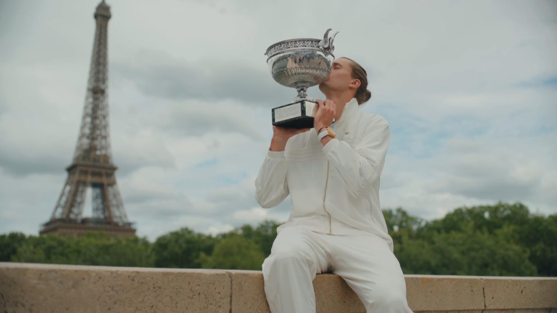 Sealed with a kiss! Zverev shows off French Open title against Eiffel ...