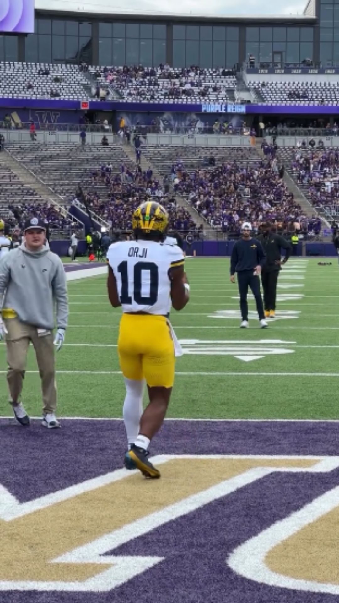 Alex Orji warming up before Michigan vs Washington game | QB Alex Orji ...