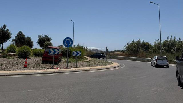 Aparcar a la primera y sin pagar zona azul: Un coche se estrella contra ...