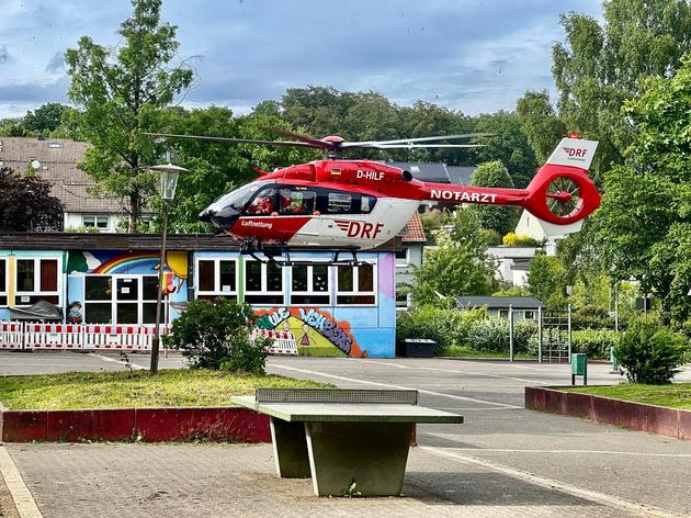 Mitten auf dem Schulhof: Rettungshubschrauber landet in Lüdenscheid