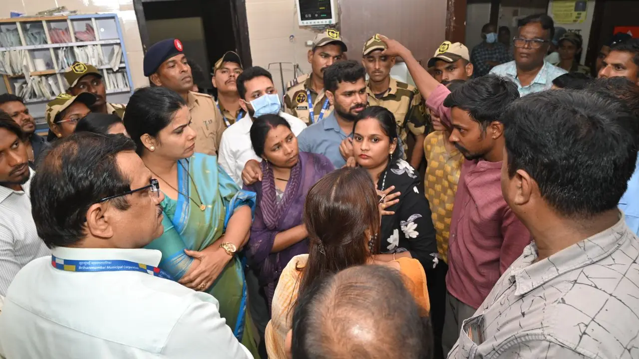 Dadar BEST bus crash: Mumbai mayor visits 22-year-old seriously injured ...
