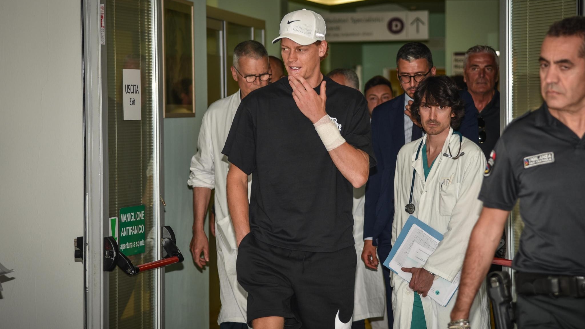 Jannik Sinner lascia il San Raffaele senza parlare a media e tifosi