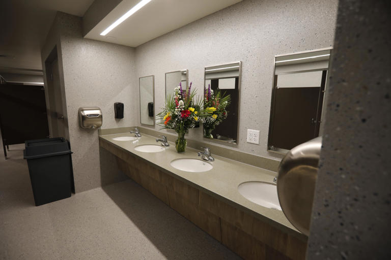 Dad takes daughters into women's restroom. Man in Alabama calls police
