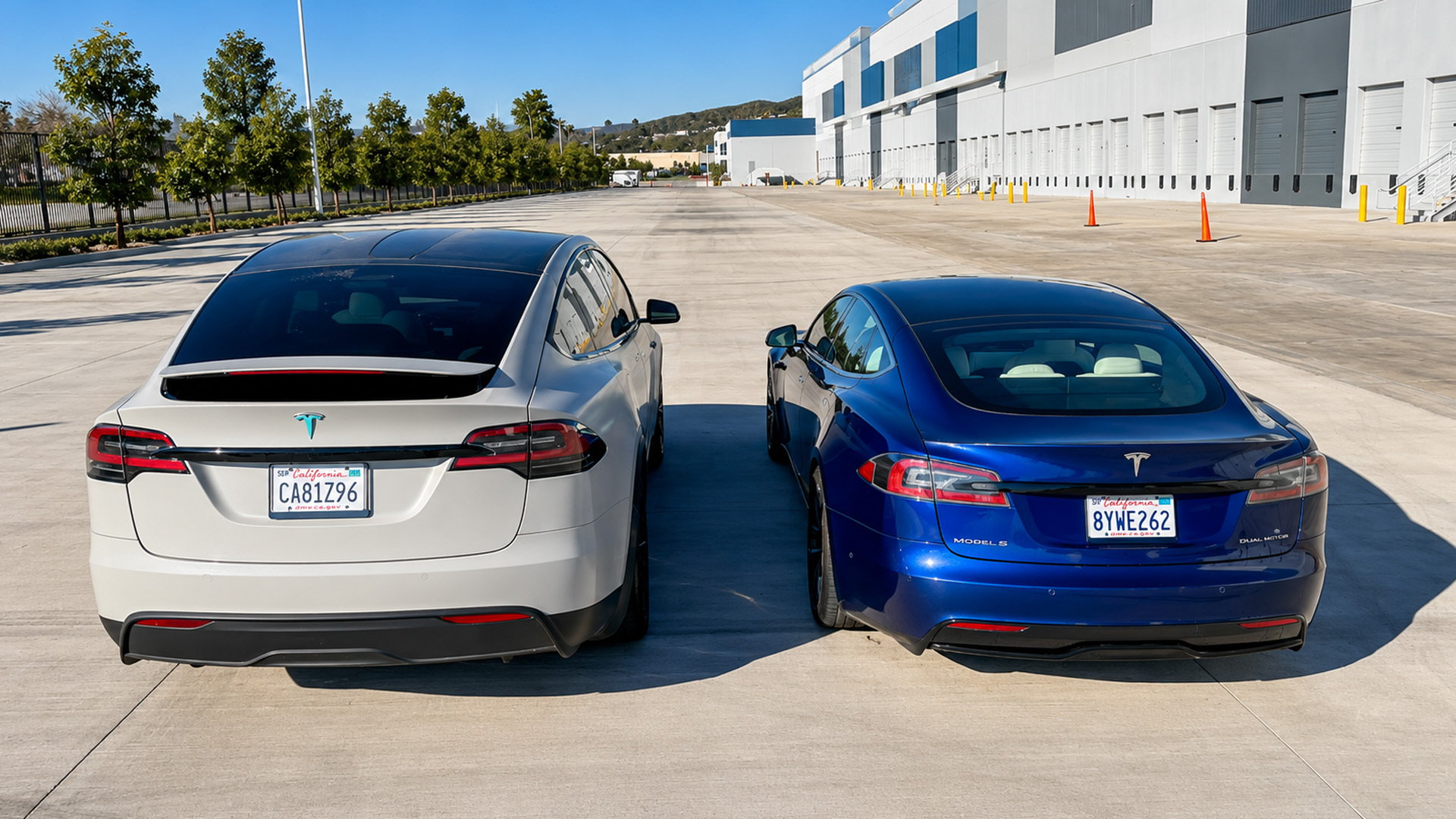 Tesla Model S Plaid vs Model X Plaid drag race
