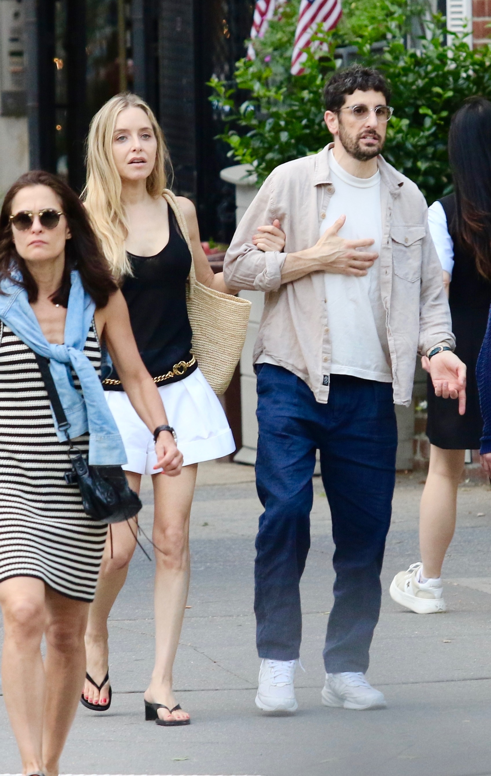 Exes Jason Biggs and Jenny Mollen link arms in first photos since ...