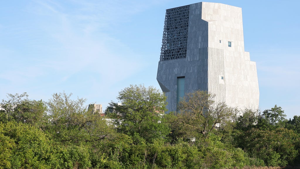 Former President Obama meets with staff at Obama Presidential Center ...