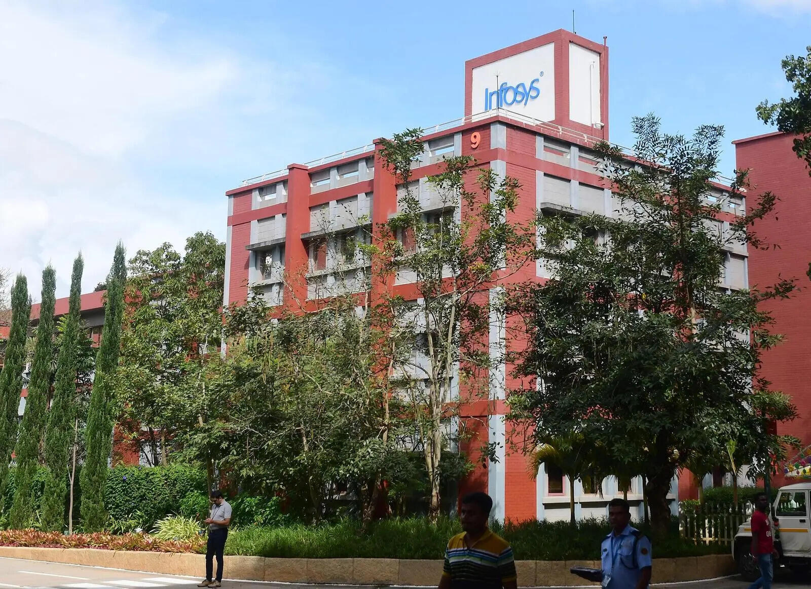 Infosys pauses tests for 20,000 job seekers amid impersonation ...