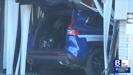 Car crashes into building on Metro Park