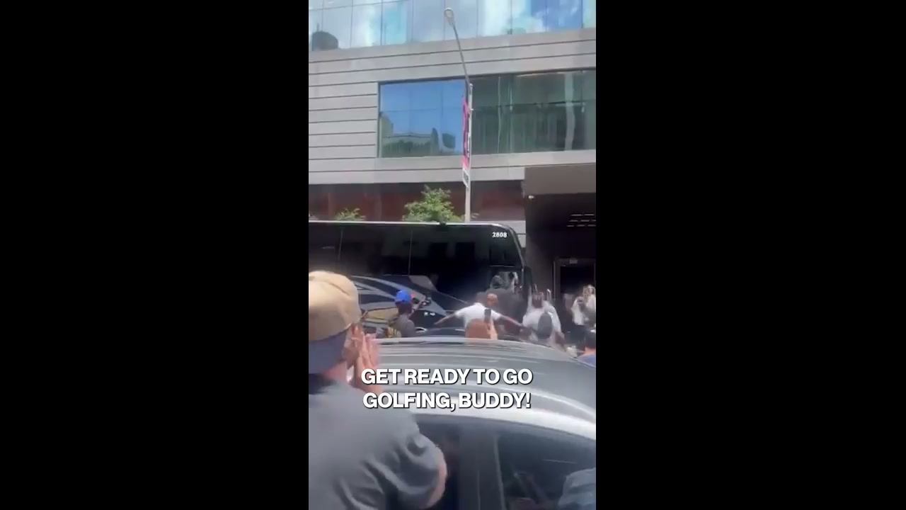Swarm of Knicks fans jeer Spurs, Wemby outside team's hotel