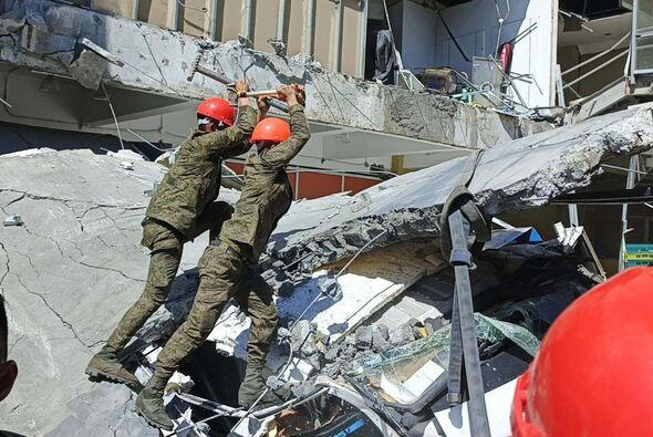 Death toll rises after 7.8 earthquake rocks Philippines as rescuers ...
