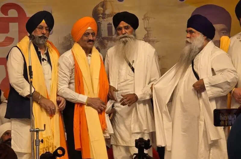 At Taksal HQ, Maharashtra BJP minister pays tributes to Sikh martyrs of ...