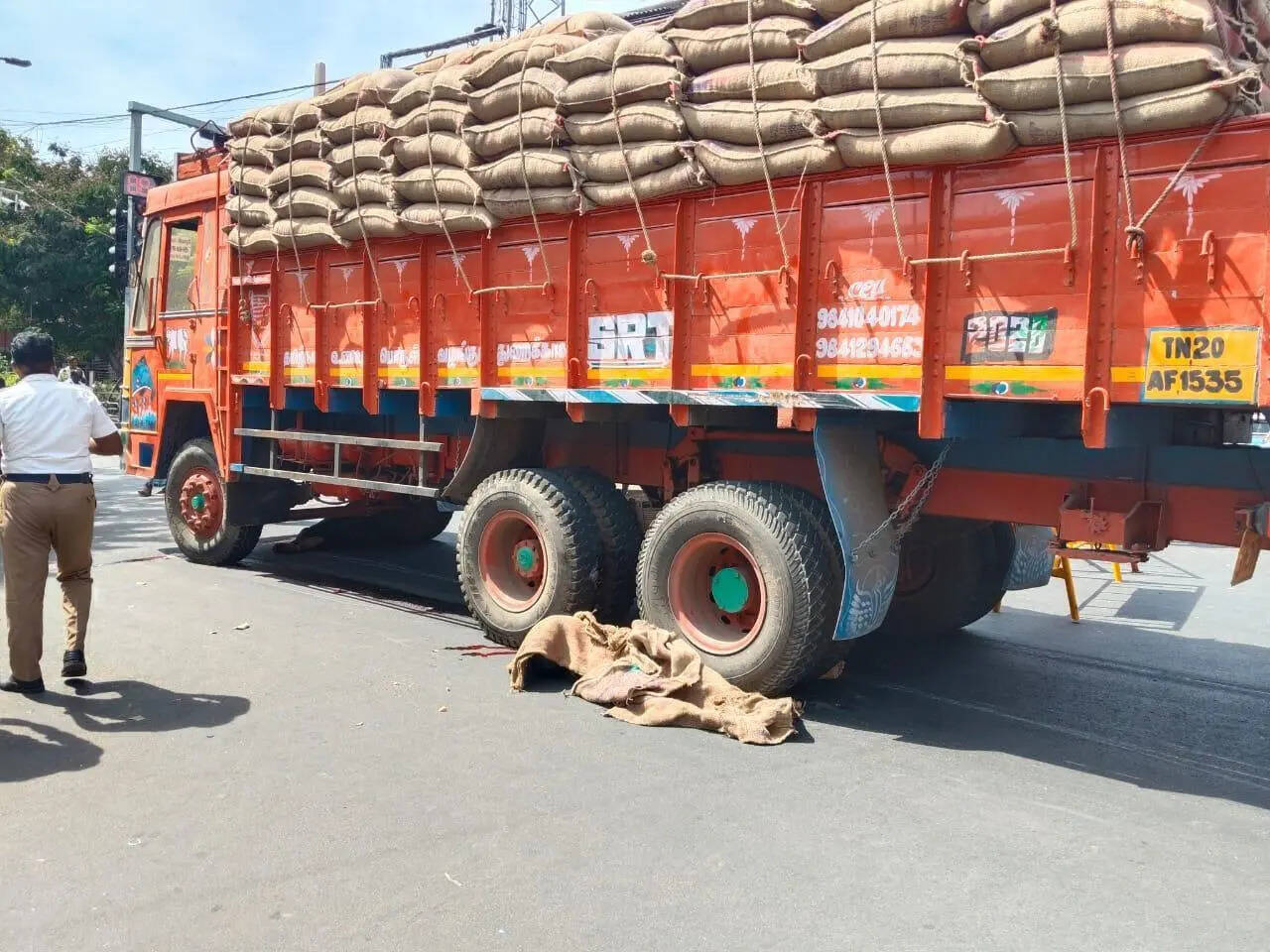 Brake failure in lorry kills two in Chennai