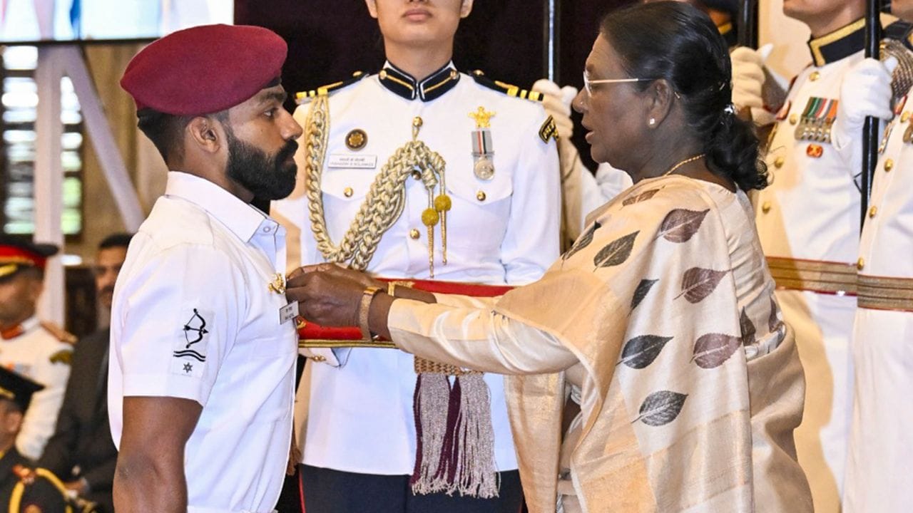 President Droupadi Murmu confers Kirti, Vir and Shaurya Chakras at ...