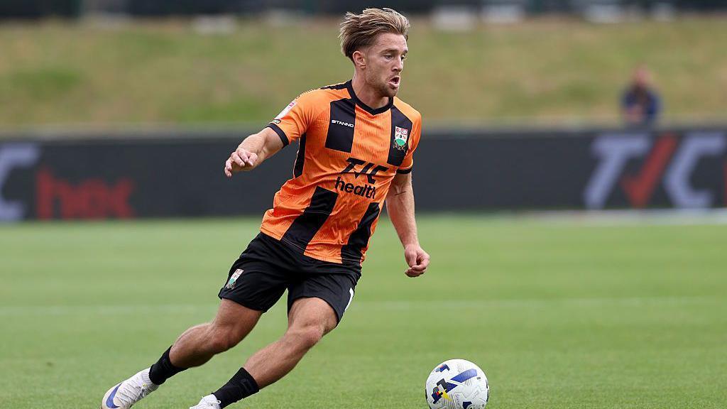 Stockport sign winger Glover from Barnet