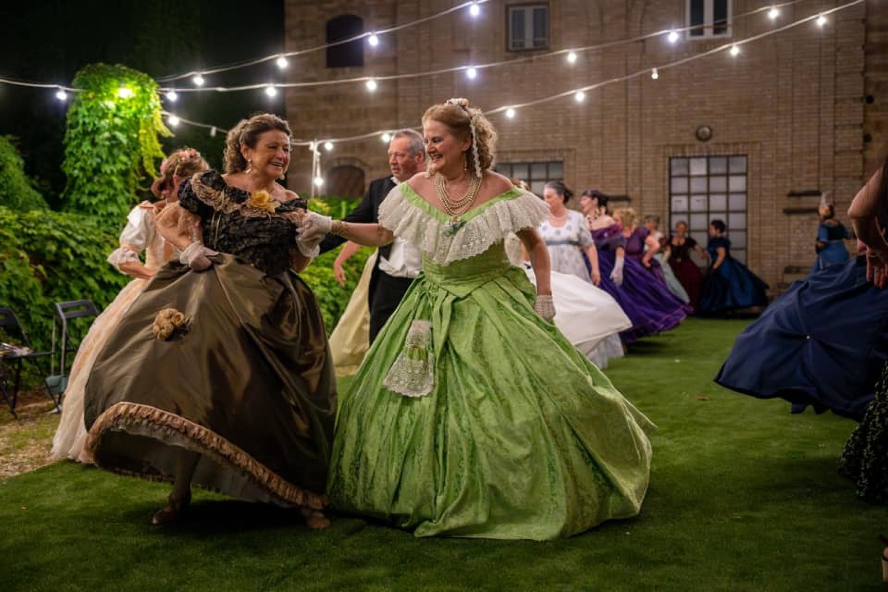 Pesaro si trasforma in un salotto dell'Ottocento con il Gran Ballo dell ...