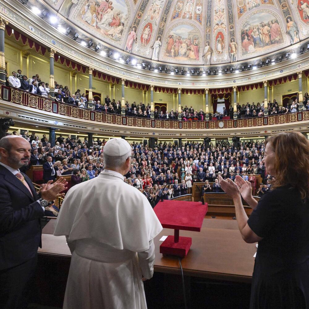 Papst Leo XIV. spricht im spanischen Parlament: Appell gegen Aufrüstung ...
