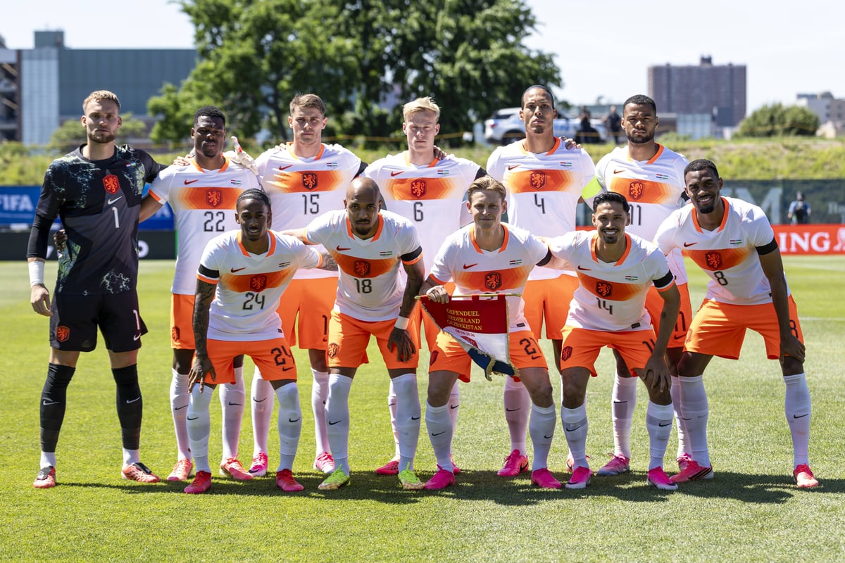 Waarom staan alle wisselspelers op het veld tijdens de aftrap op het WK?