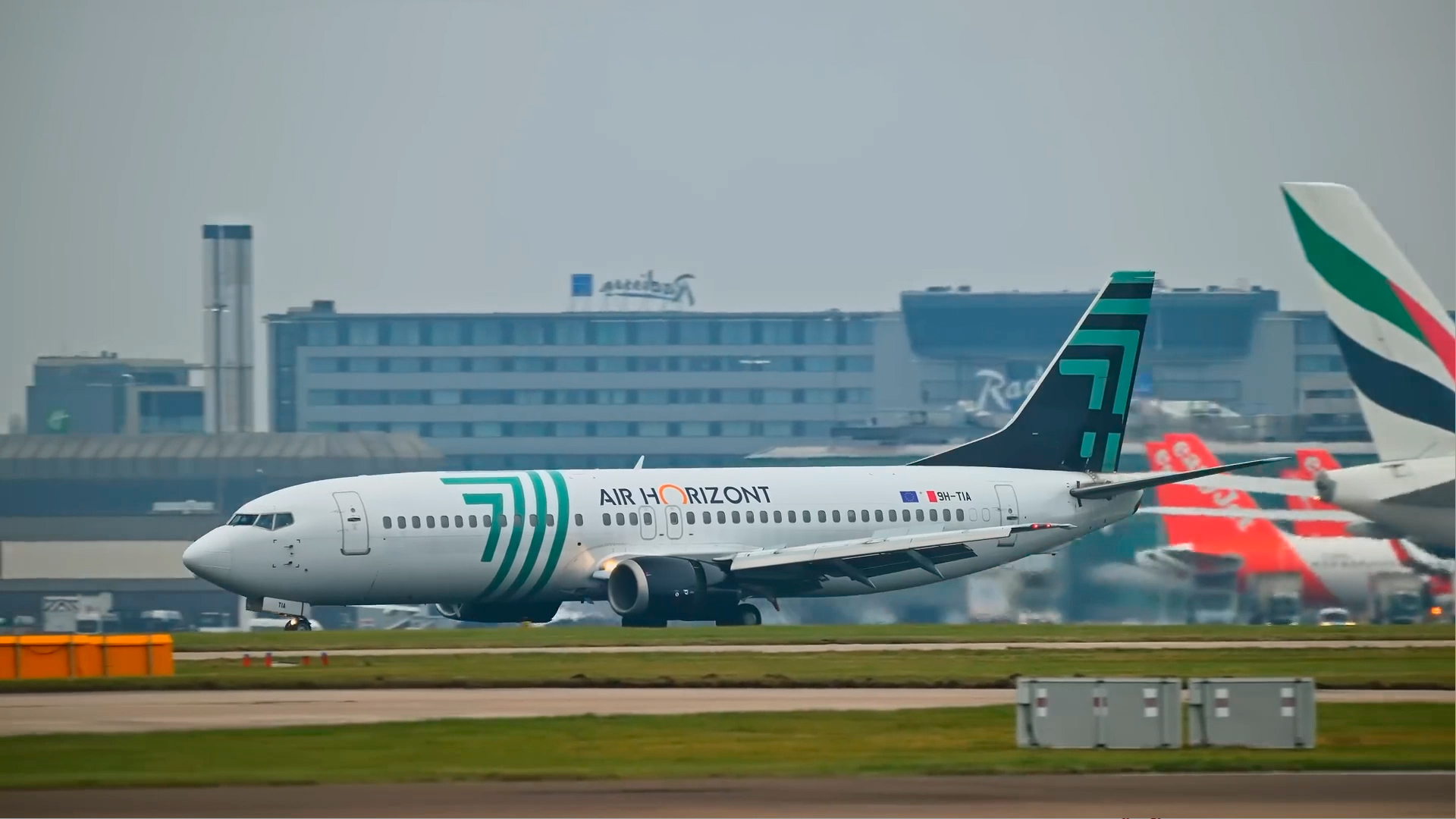 Rare Boeing 737-400 arrival caught on camera