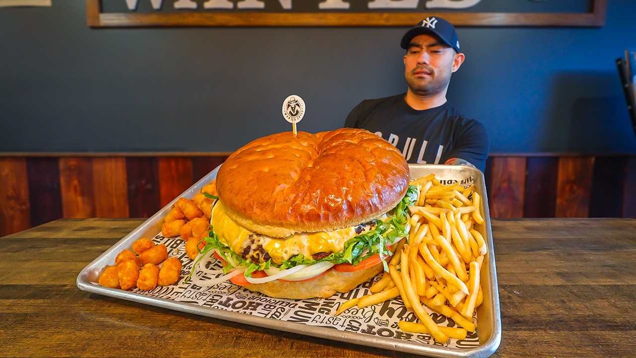 Man tries to finish a 5lb burger meal before the clock runs out