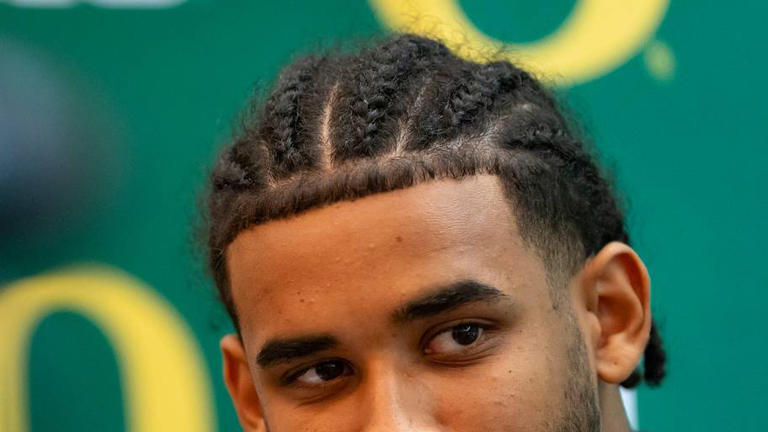Oregon quarterback Dante Moore shows true colors at local elementary school