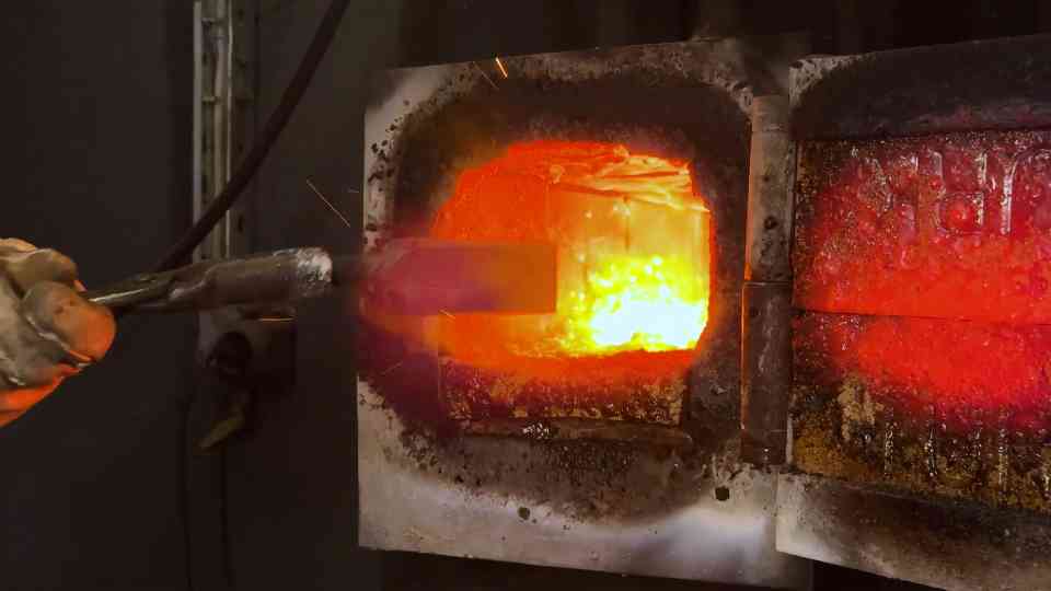 Ball bearings were buried in iron powder - then the knife became ...