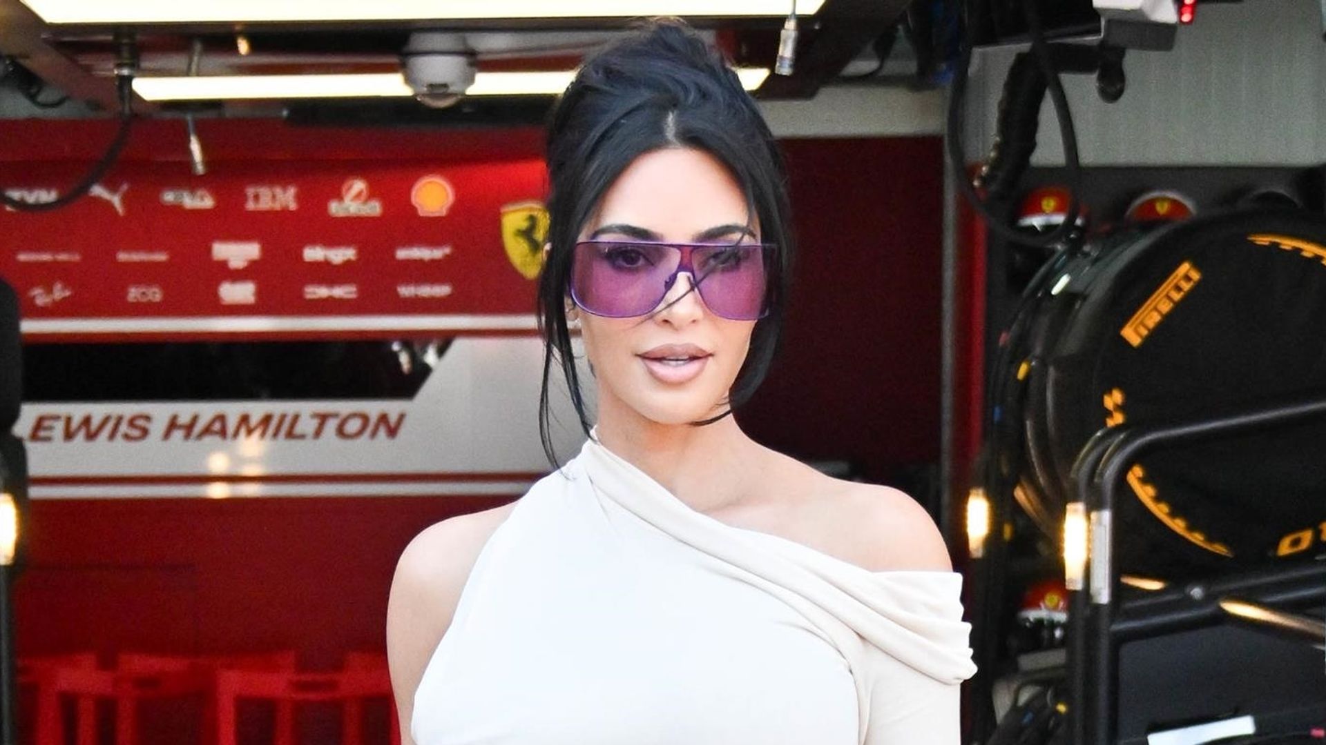 Kim Kardashian roba miradas y demuestra su apoyo incondicional a Lewis ...