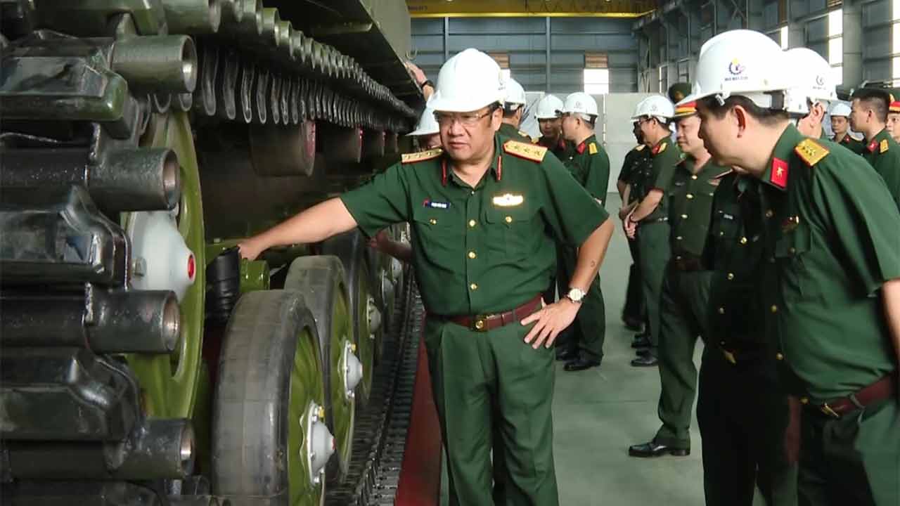 Vietnam avduker T-1, landets første egenutviklede amfibiske stridsvogn
