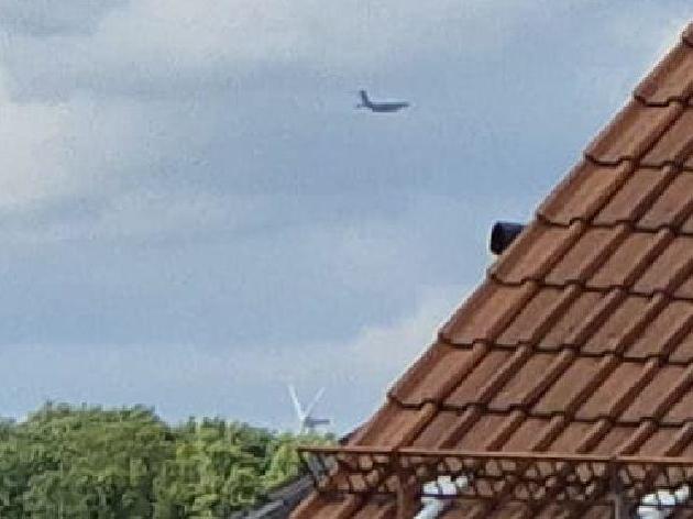 Schreck am Nachmittag: Drei Großflugzeuge im Tiefflug über der Stadt