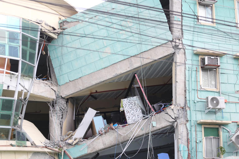 A 7.8 magnitude quake in the Philippines kills at least 35, collapses ...