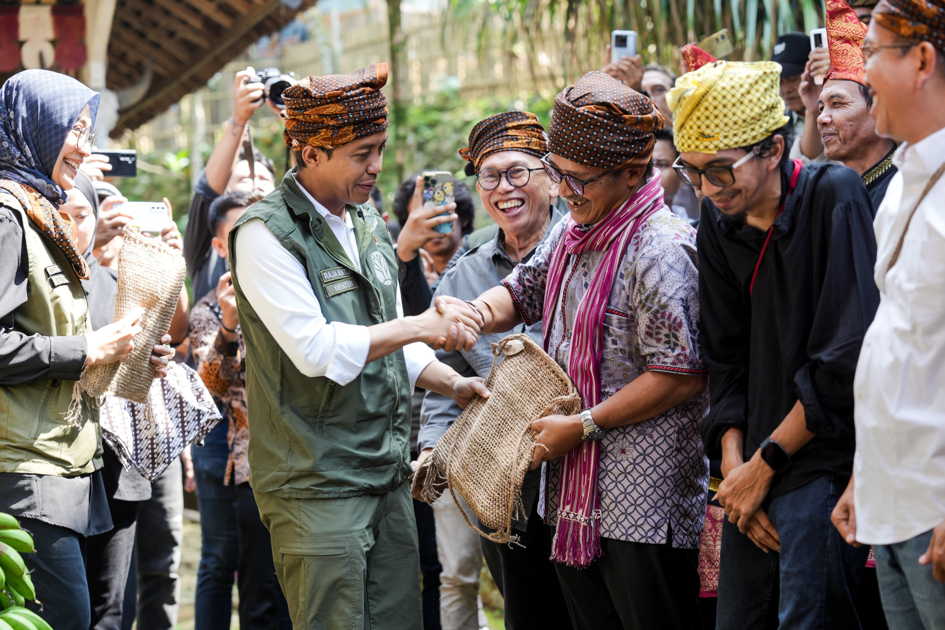 Ingin putus konflik kerimbaan, Menhut serahkan SK hutan adat