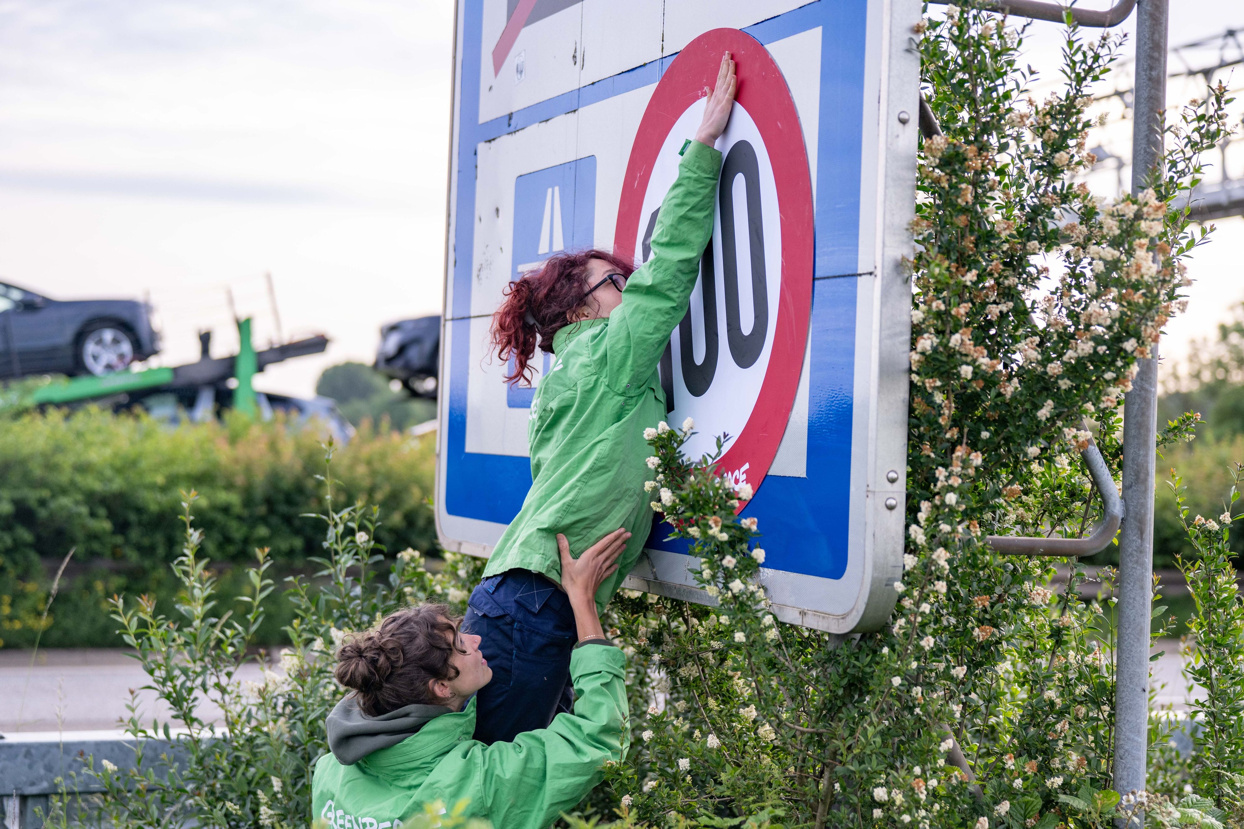 Greenpeace bringt Tempo-100-Schilder an Autobahnen an