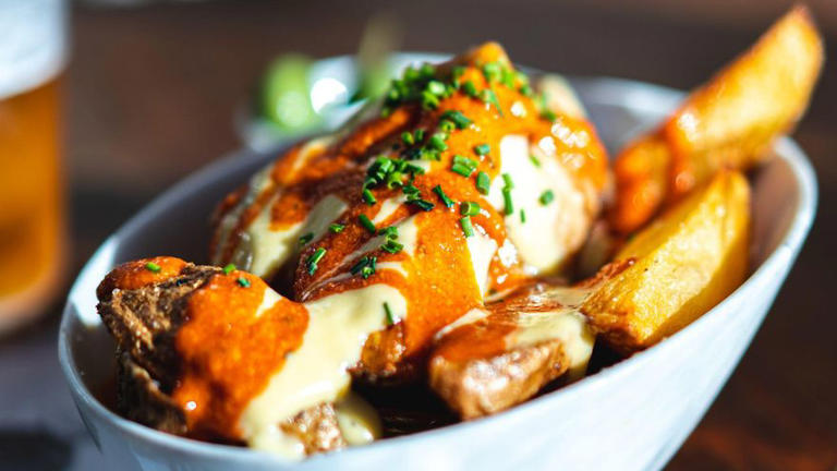Del pimentón al ajo: cómo hacer la salsa auténtica de las patatas bravas