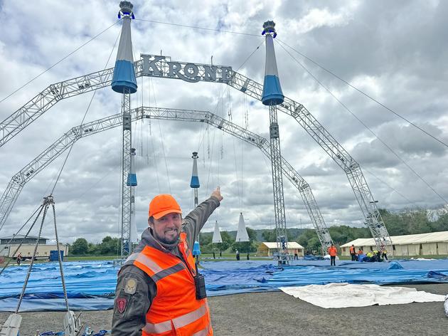Circus Krone baut Zelt für 2000 Besucher in drei Tagen auf