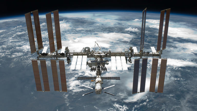 The space station circles the planet every 90 minutes, seeing 16 ...