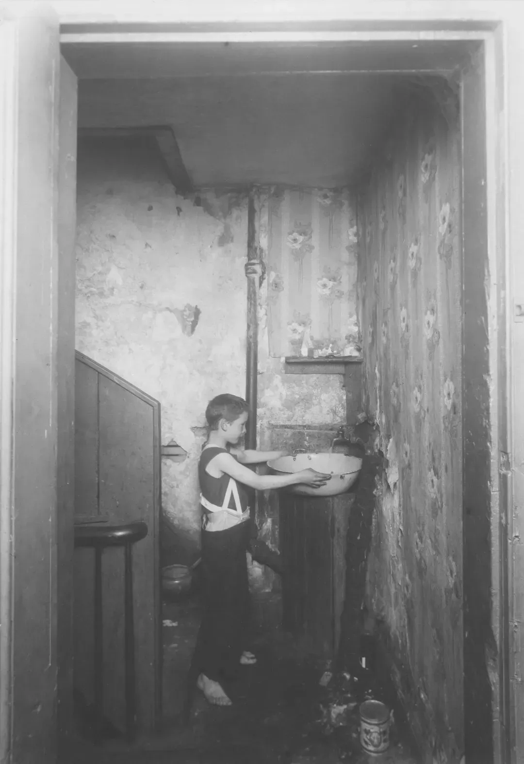9 everyday things kids did around the house in the 60s that would ...