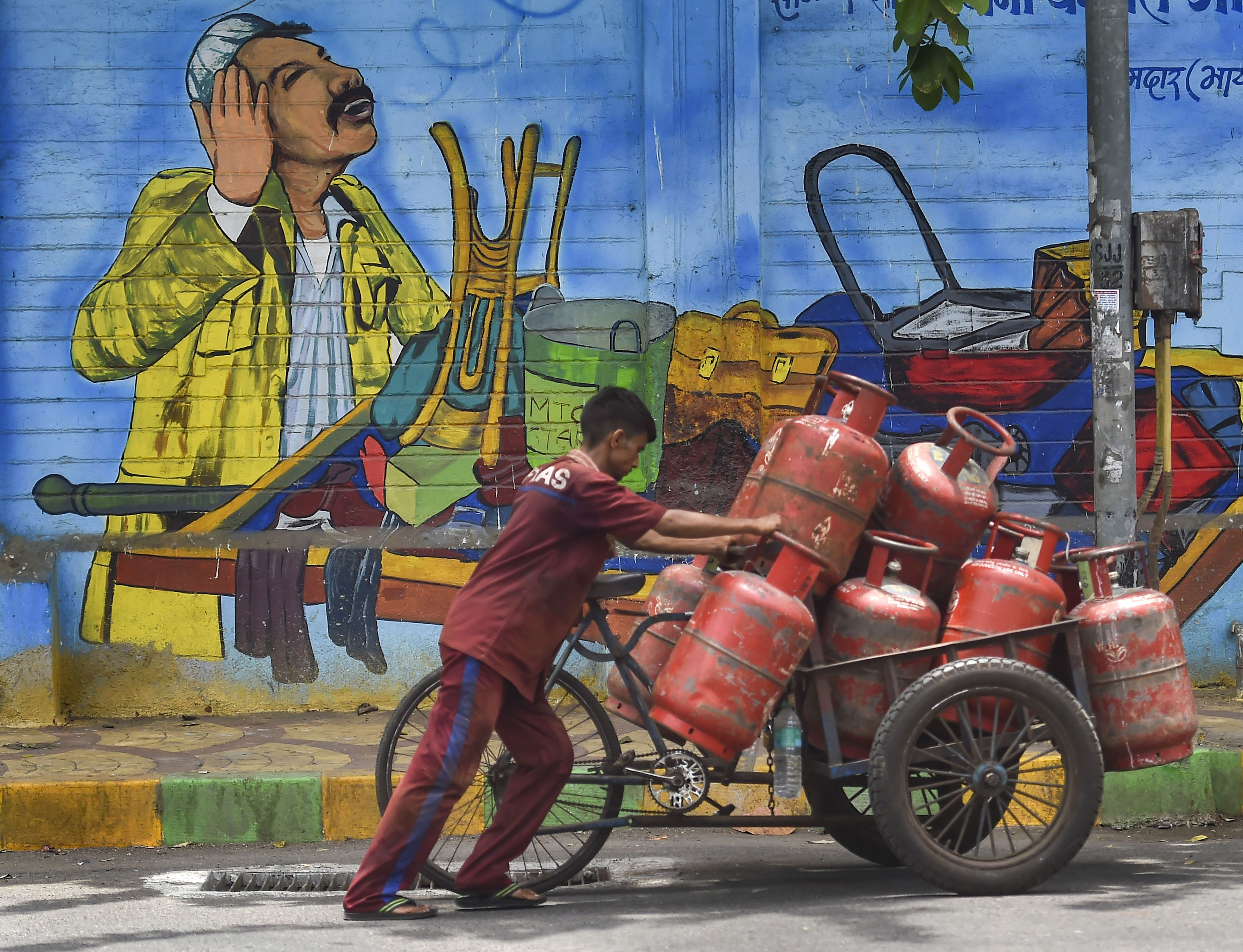 Govt cuts subsidised LPG cylinders to Ujjwala beneficiaries to 4