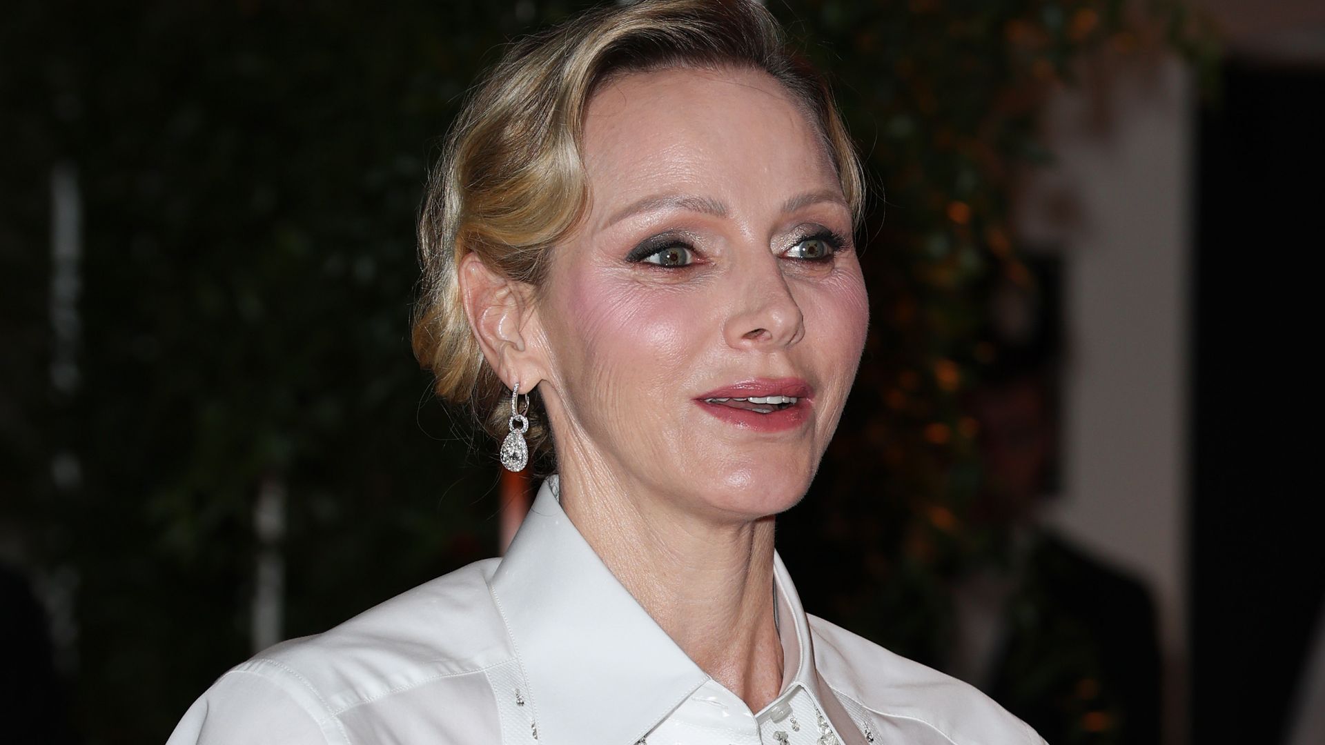 Princess Charlene revives Queen Rania’s iconic white shirt and long ...