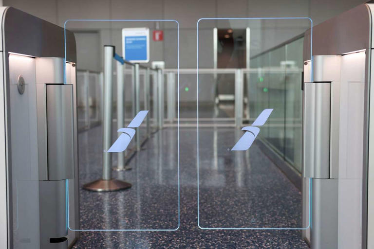 American Airlines rolls out futuristic electronic boarding gates at DFW ...