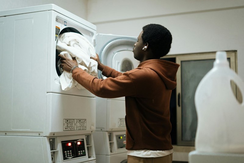 22-year-old forces injured 19-year-old roommate to do her laundry for ...