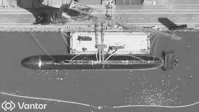 衛星画像が大型の謎の中国潜水艦を捉える