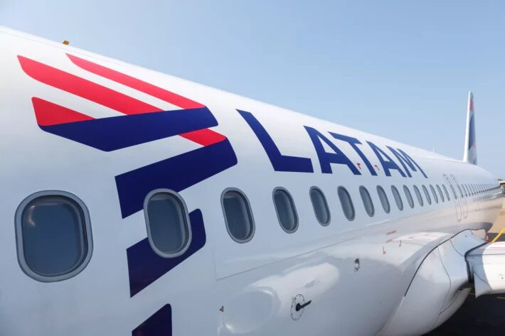 Latam oferece bônus de R$ 160 mil em disputa por pilotos para jatos da ...