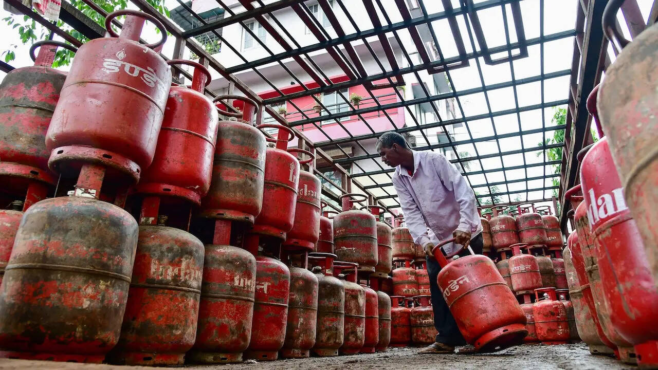 Subsidised LPG Cylinders Under Ujjwala Beneficiaries Reduced to Less ...