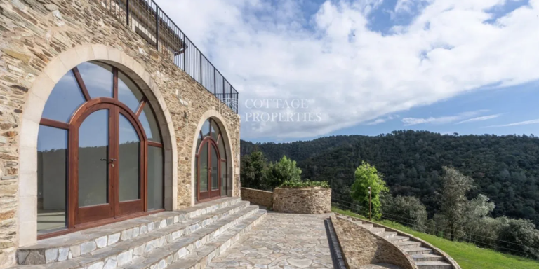 Tatuadora e estrela de reality shows vende castelo gótico em Espanha