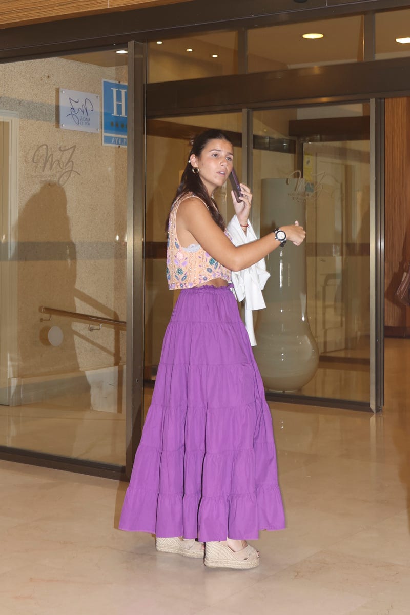 Tana Rivera derrocha estilo boho con el chaleco y la falda de firma ...