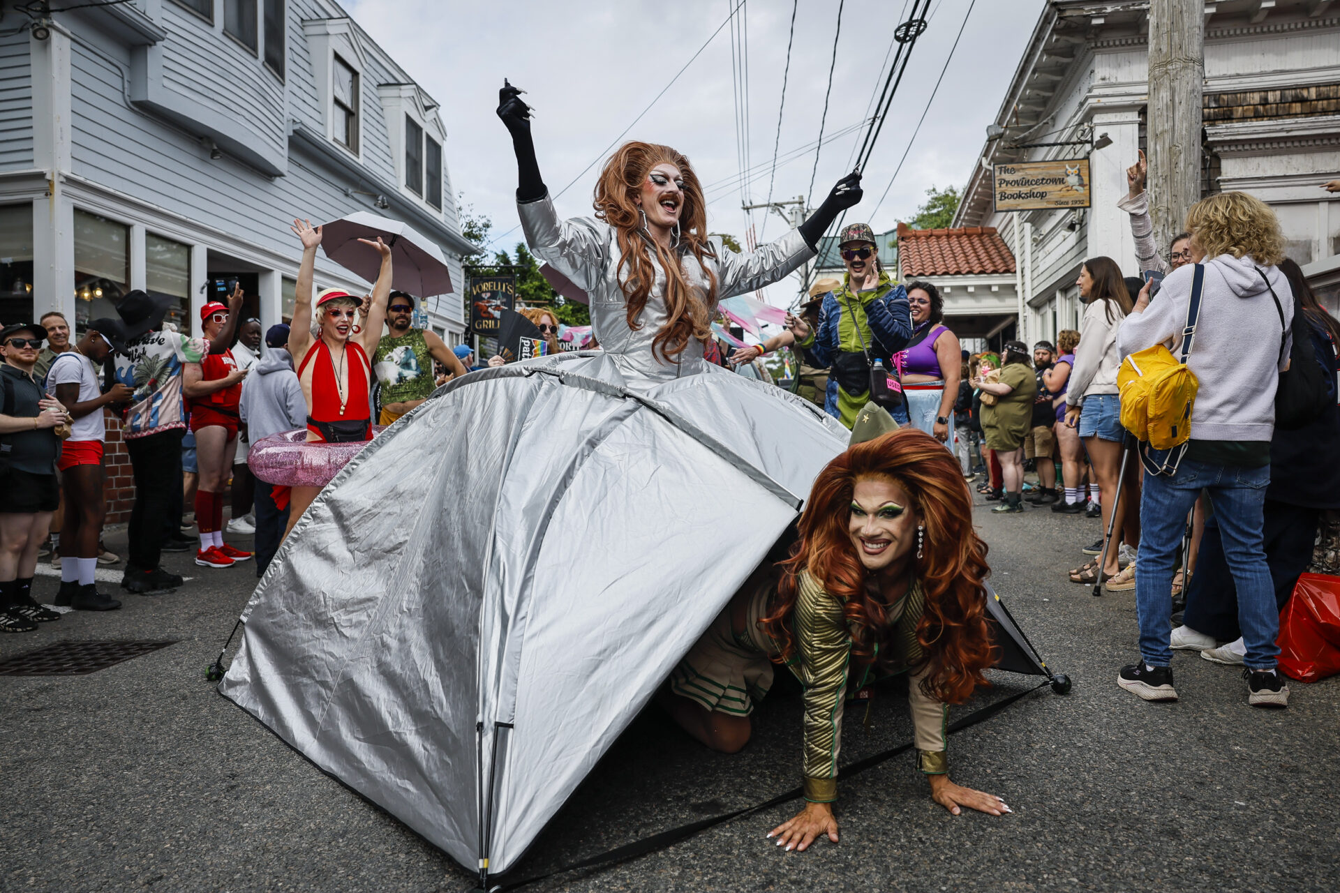 La drag queen Pattie Gonia enfrenta demanda de la marca Patagonia
