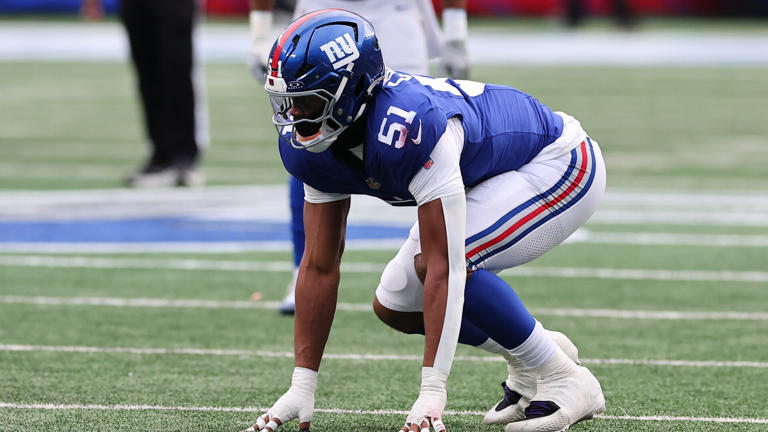Abdul Carter limps off Giants' practice field