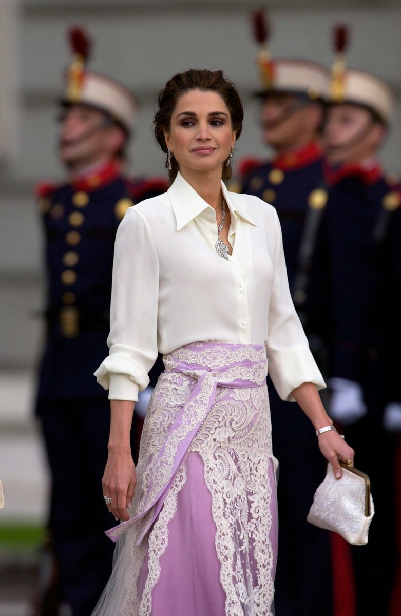 Princess Charlene revives Queen Rania’s iconic white shirt and long ...