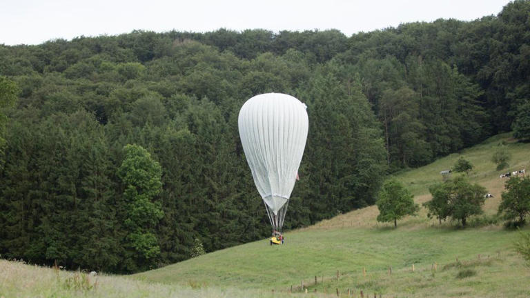 Hempleman-Adams crosses Atlantic in gas balloon
